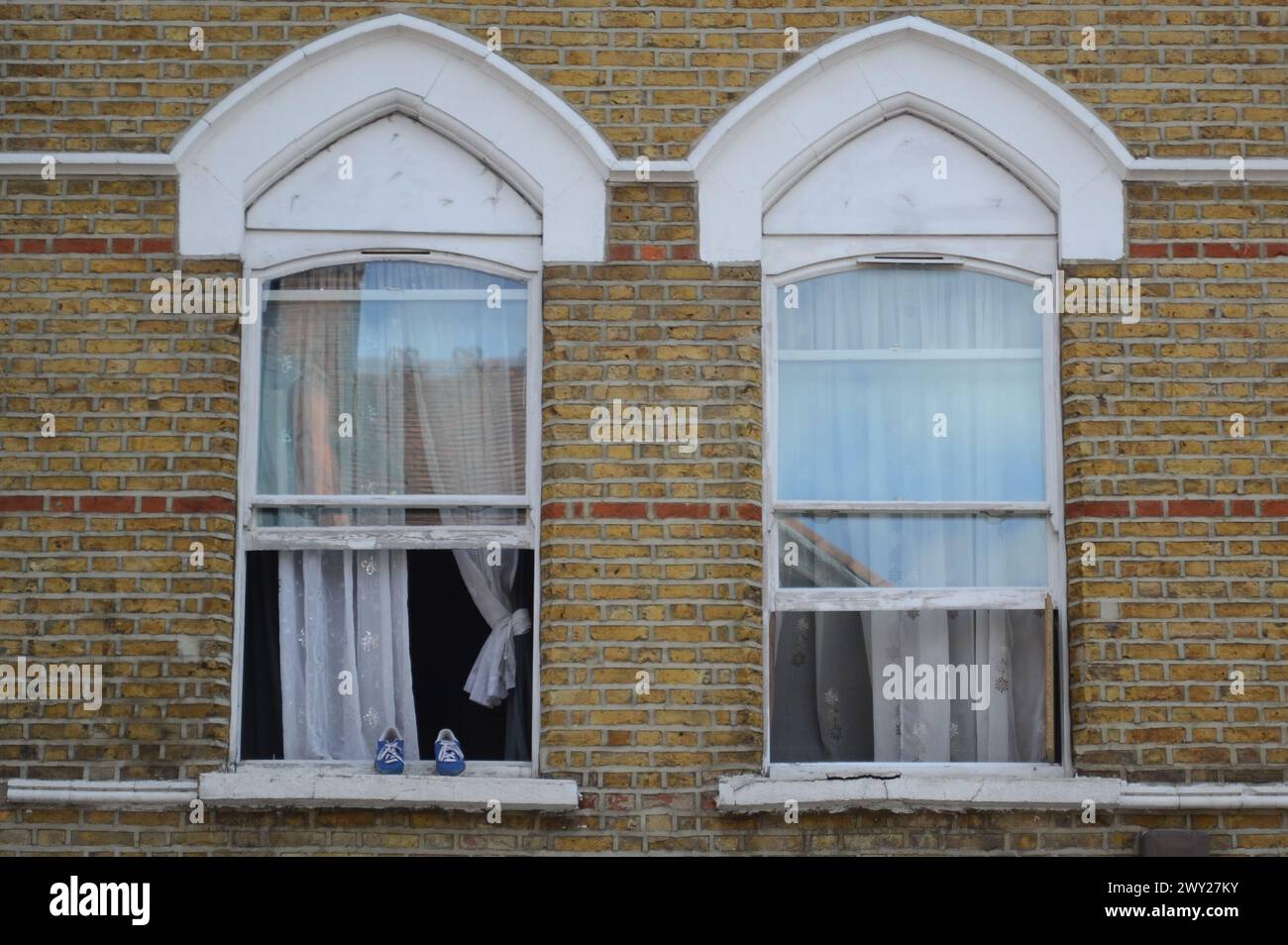 Sash windows hi-res stock photography and images - Alamy