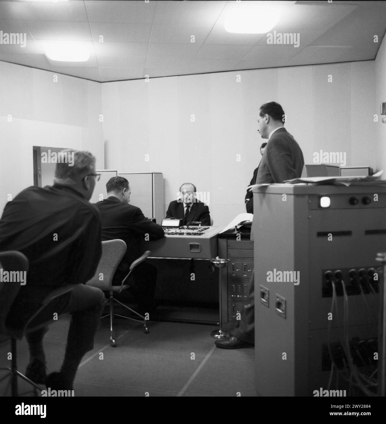 Studio orchestra 1960s hi-res stock photography and images - Alamy