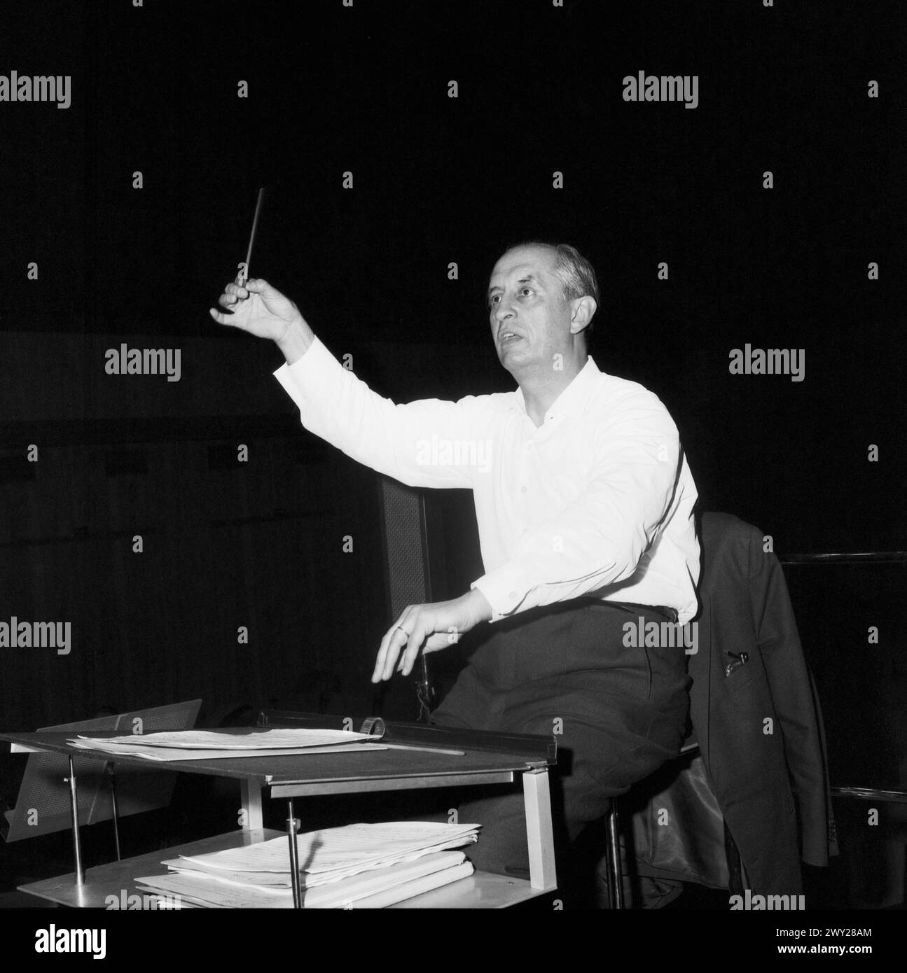 Studio orchestra 1960s hi-res stock photography and images - Alamy