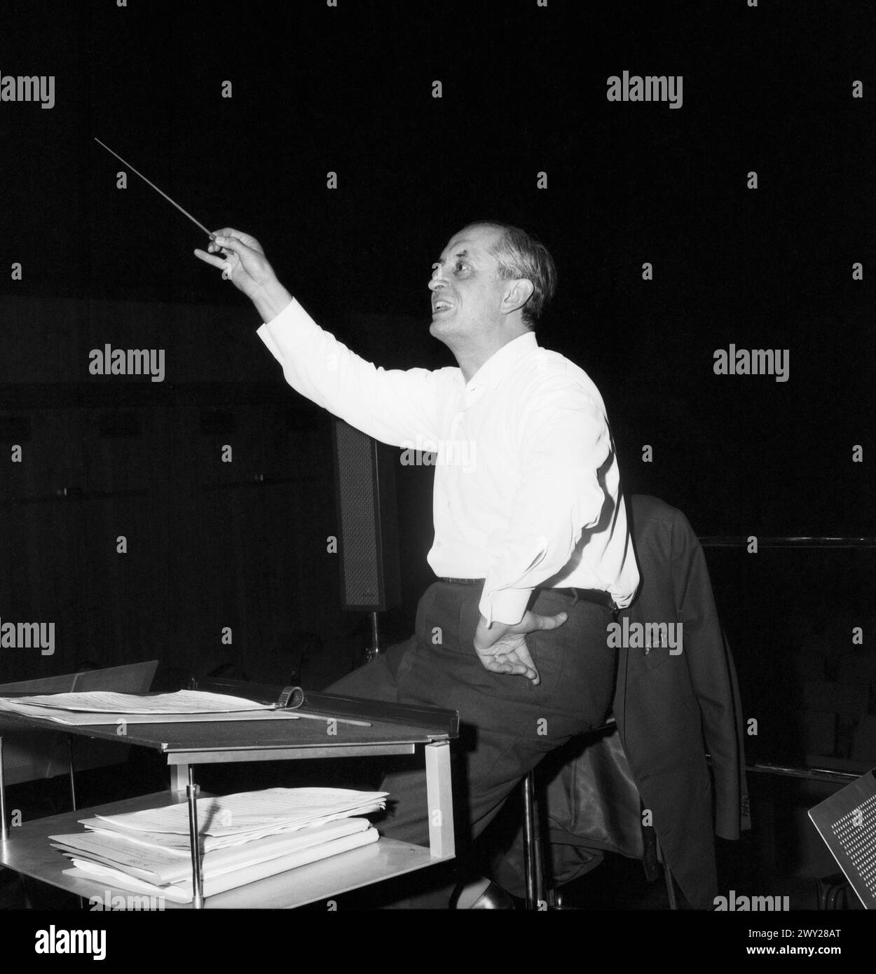 Dirigent Ljumbomir Romanski im Stereo-Studio des SFB, Berlin 1963 Stock ...
