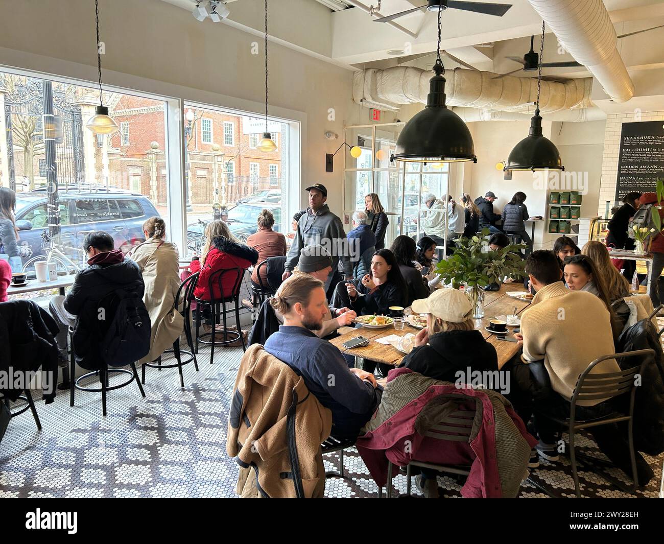 Group of people in coffee shop hi-res stock photography and images - Alamy