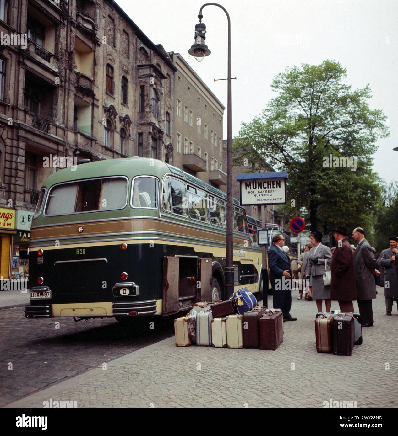 Originale Bildunterschrift: Spezial: Büssing Reisebus am Stuttgarter ...