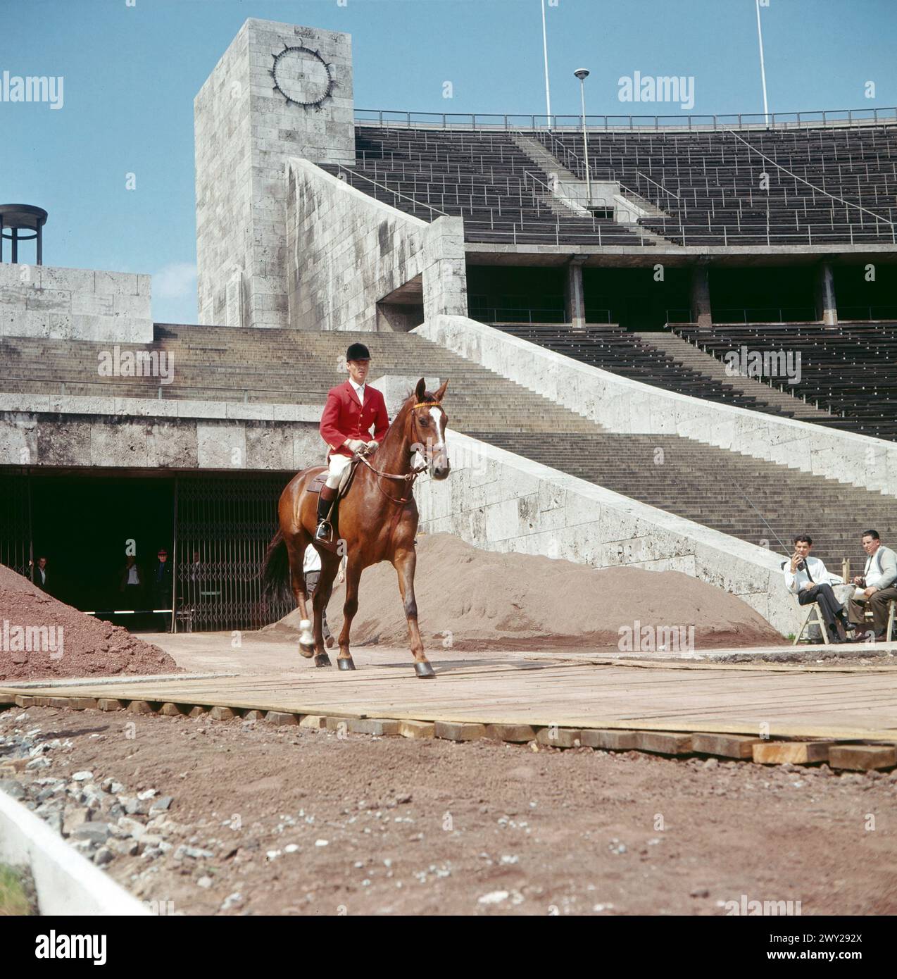 Hermann Schridde auf Dozent beim Einreiten bei der Olympia-Ausscheidung im Springreiten im ...