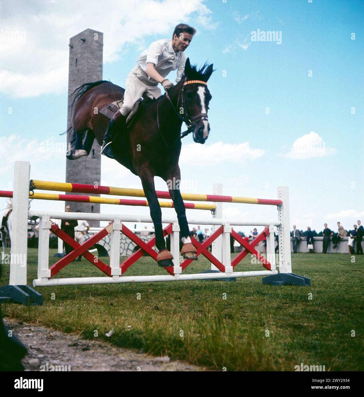 Hermann Schridde auf Ilona auf dem Abreitplatz bei der Olympia-Ausscheidung im Springreiten im ...