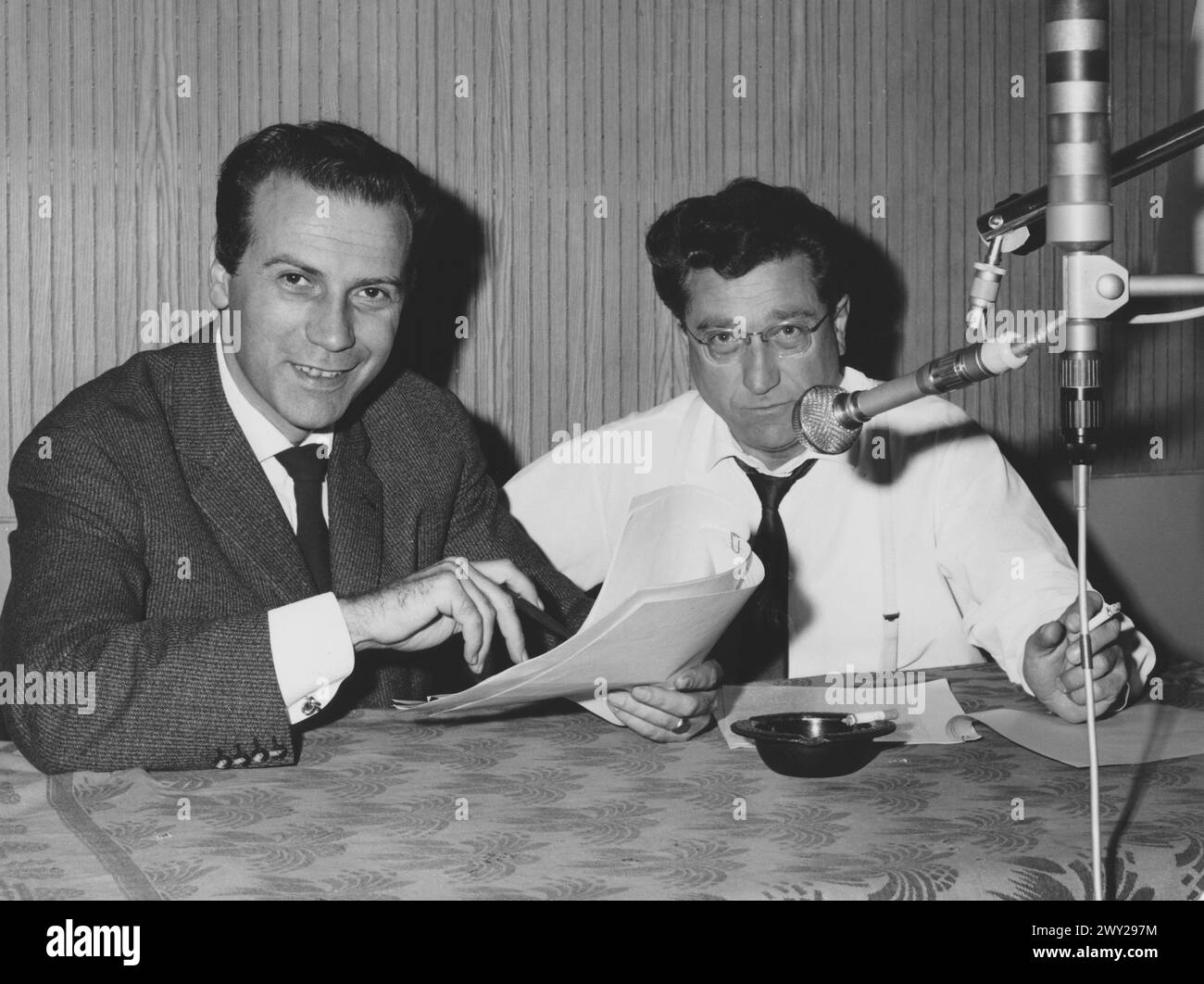 Zigarette im aschenbecher Black and White Stock Photos & Images - Alamy