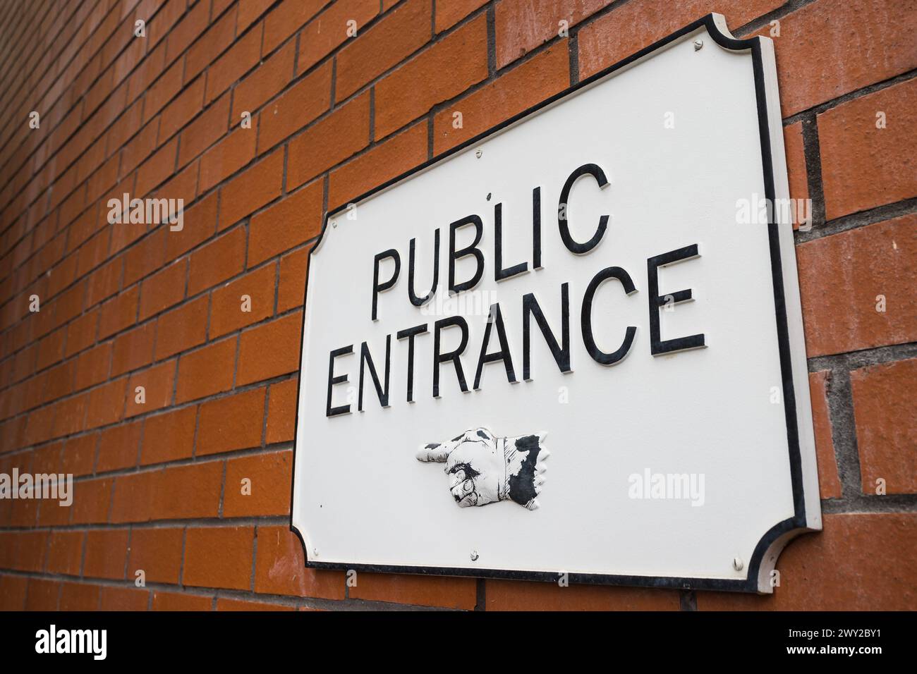 Public space sign entrance hi-res stock photography and images - Alamy