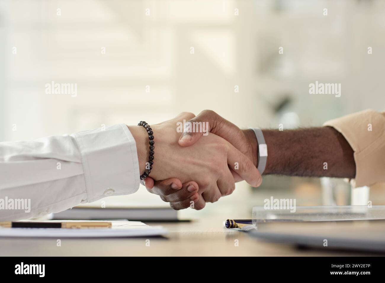 Business people handshake table hi-res stock photography and images - Alamy