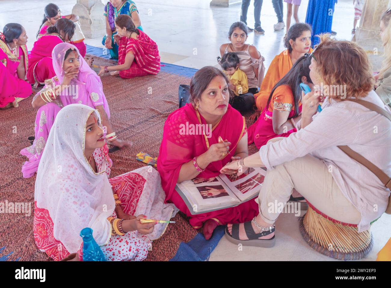 Henna tattooing, Diwan-i Khas, City Palace, Jaipur, Rajasthan, India ...
