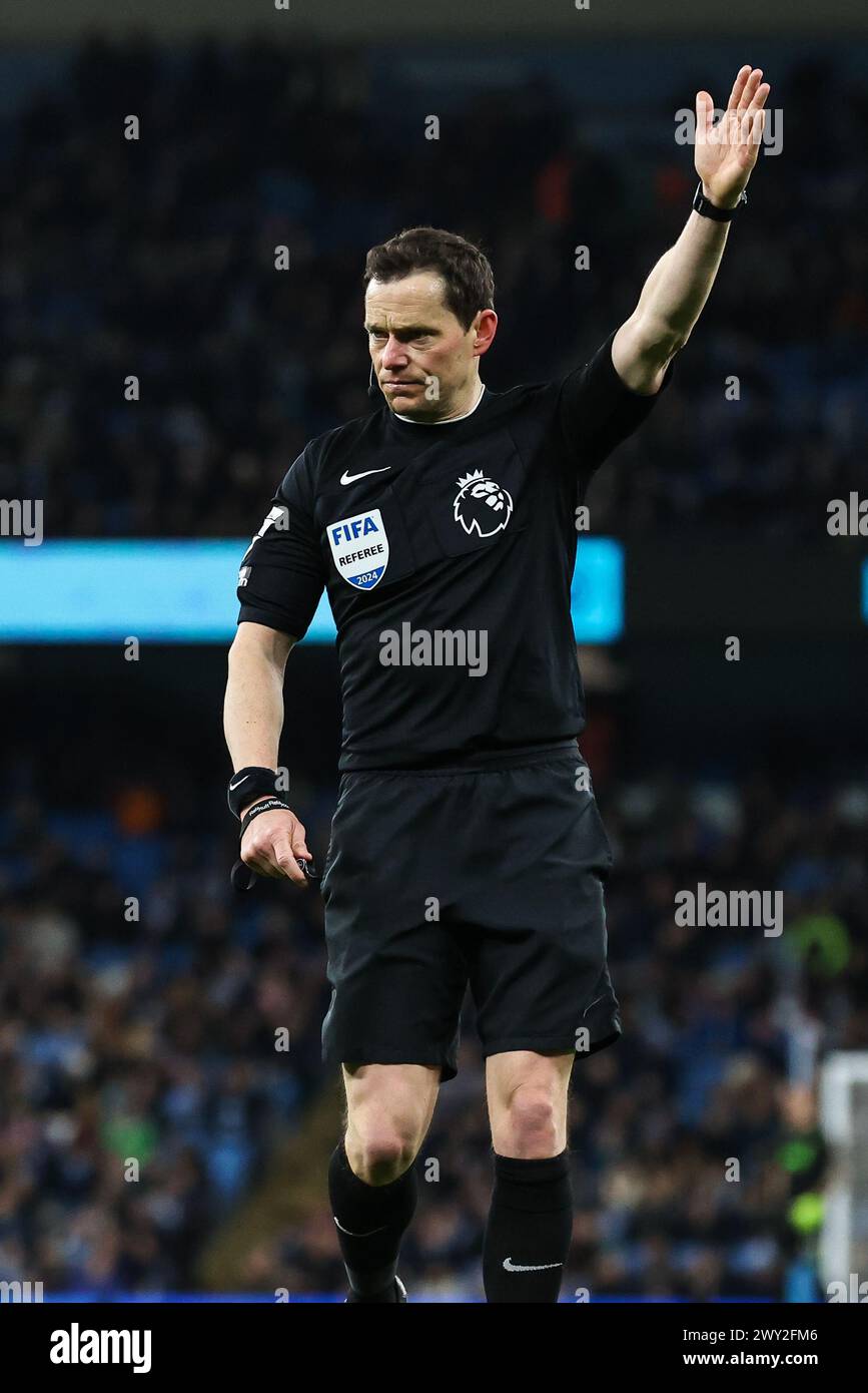 Referee Darren England during the Premier League match Manchester City ...