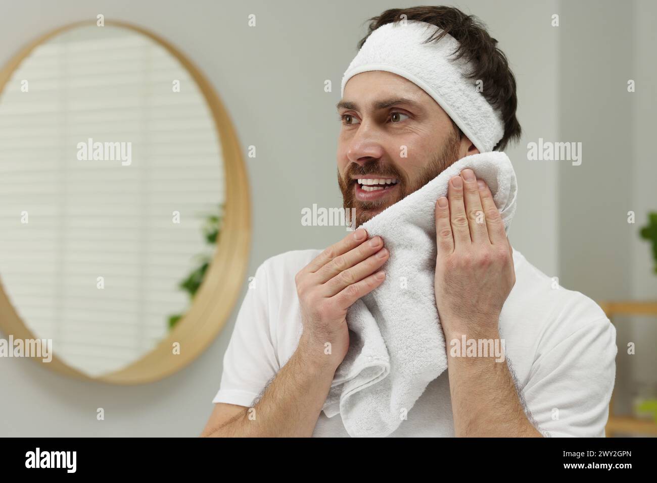 Man wiping face bath towel hi-res stock photography and images - Alamy