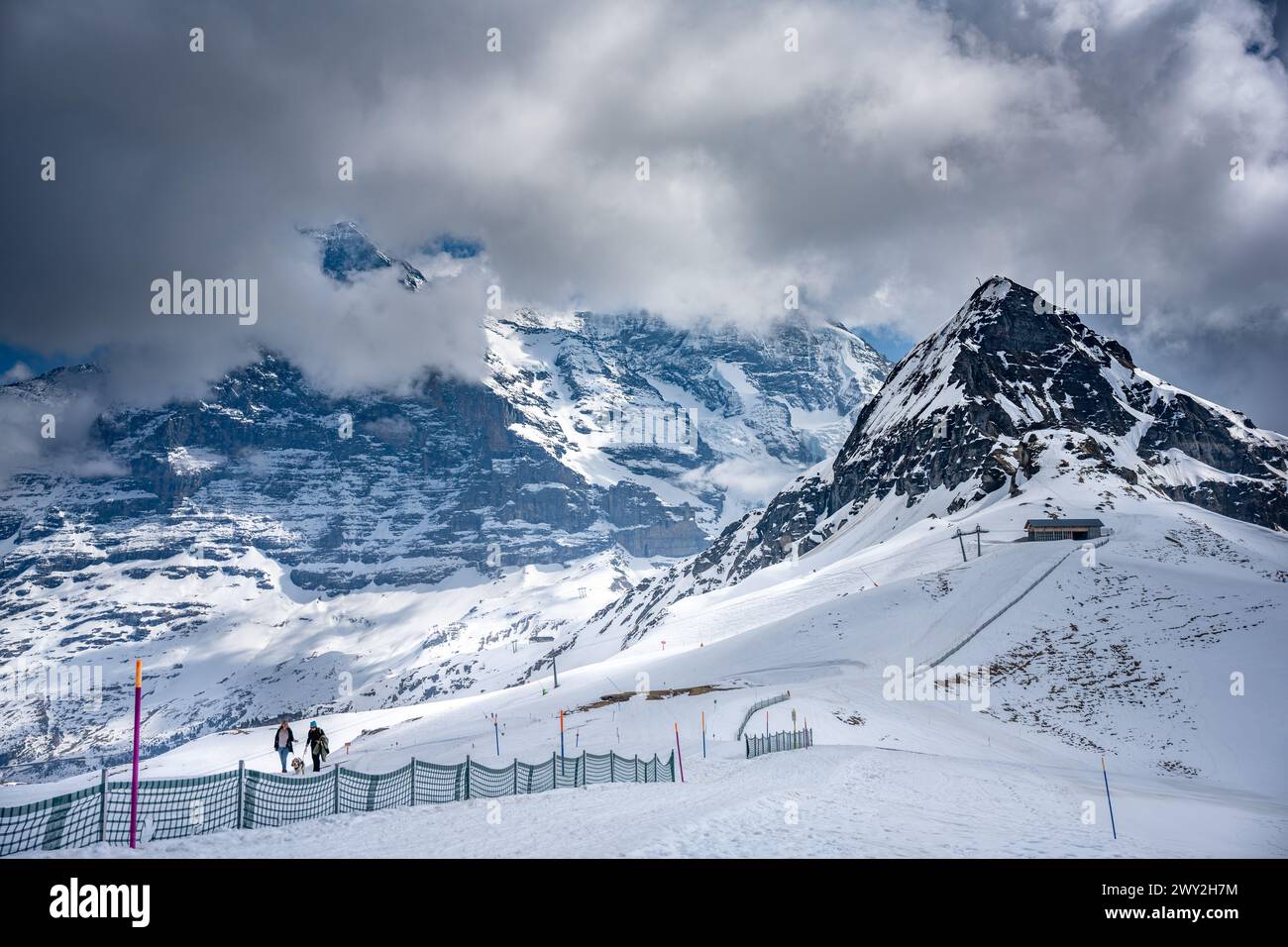 Hiking trail on top of Mannlichen near Wengen and Lauterbrunnen ...