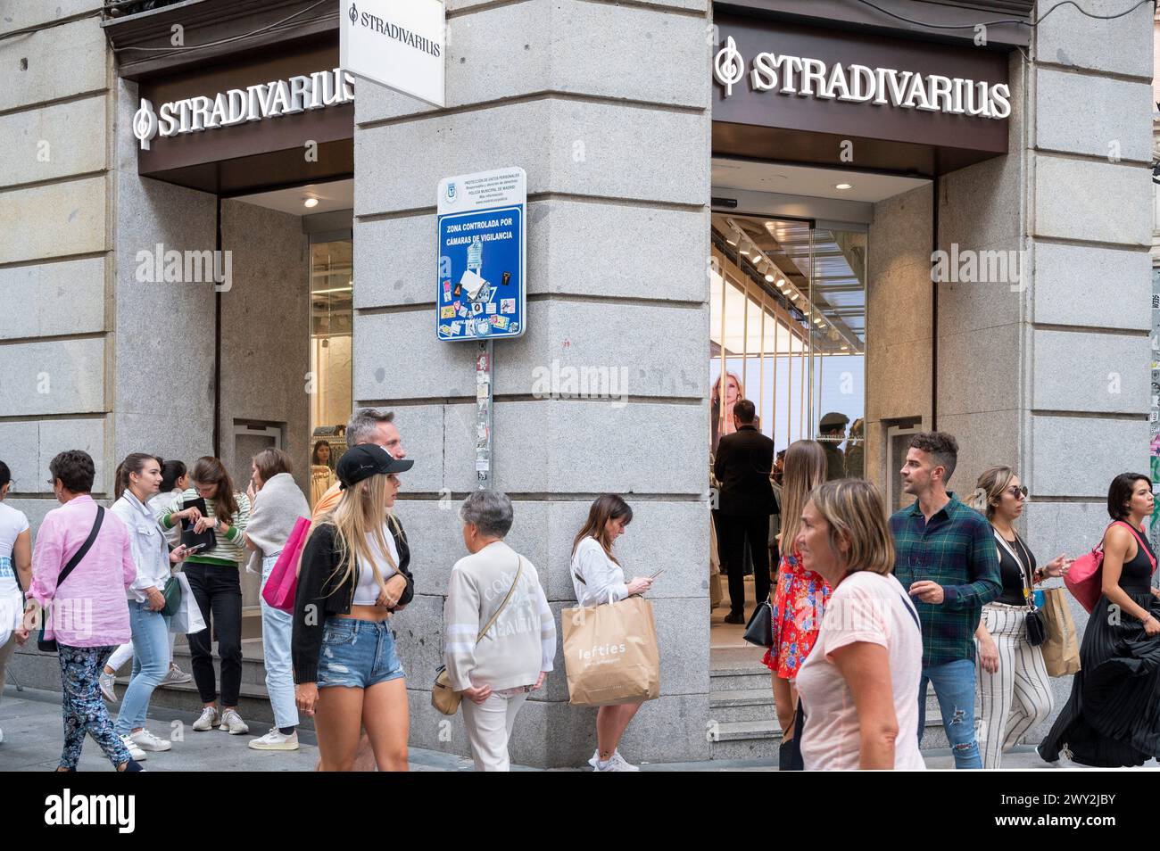 Madrid, Spain. 17th Sep, 2023. Shoppers and pedestrians are seen in ...