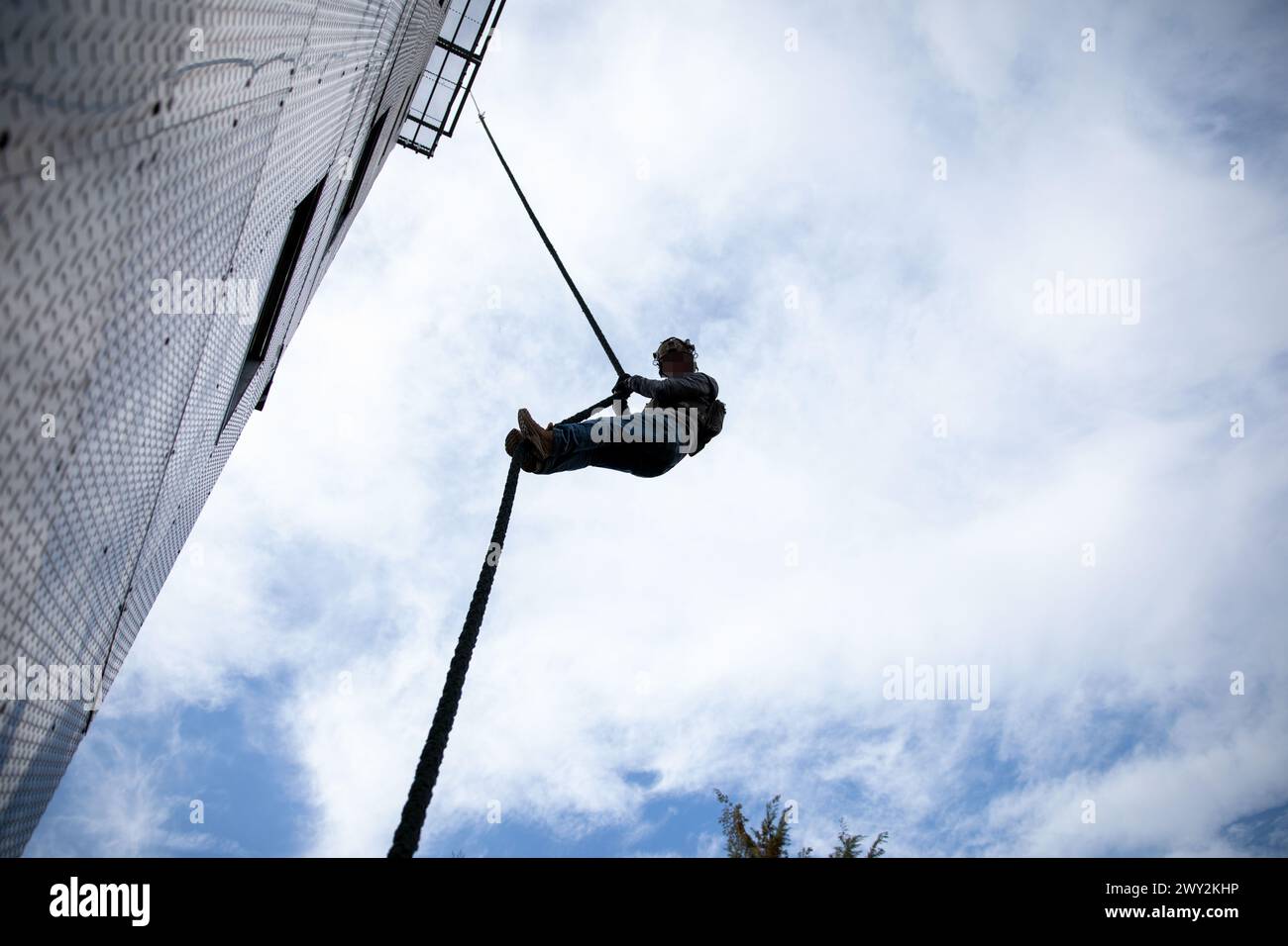 A Green Beret assigned to 10th Special Forces Group (Airborne) fast ...
