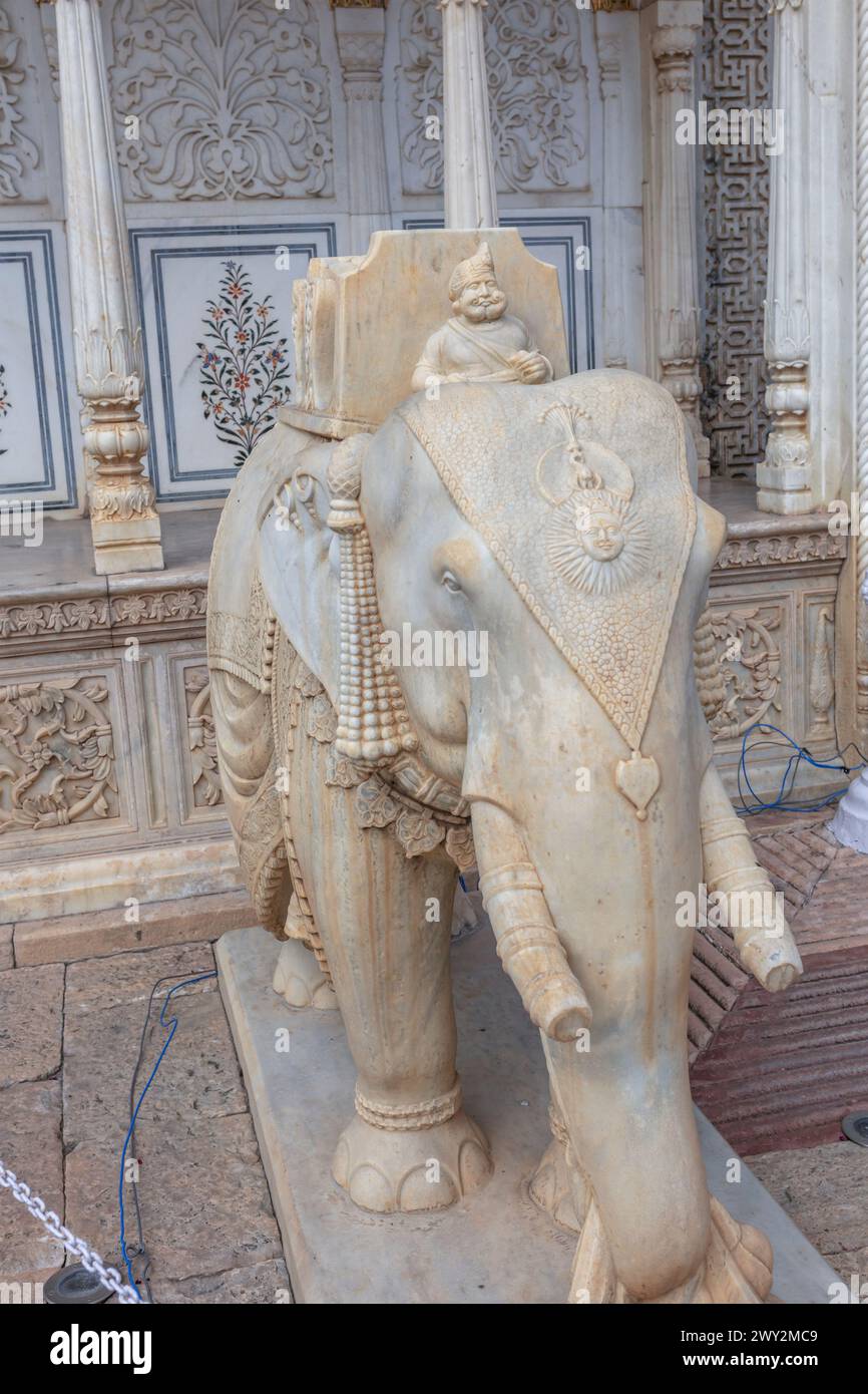 Elephant statue at Rajendra Pol gate, City Palace, Jaipur, Rajasthan ...