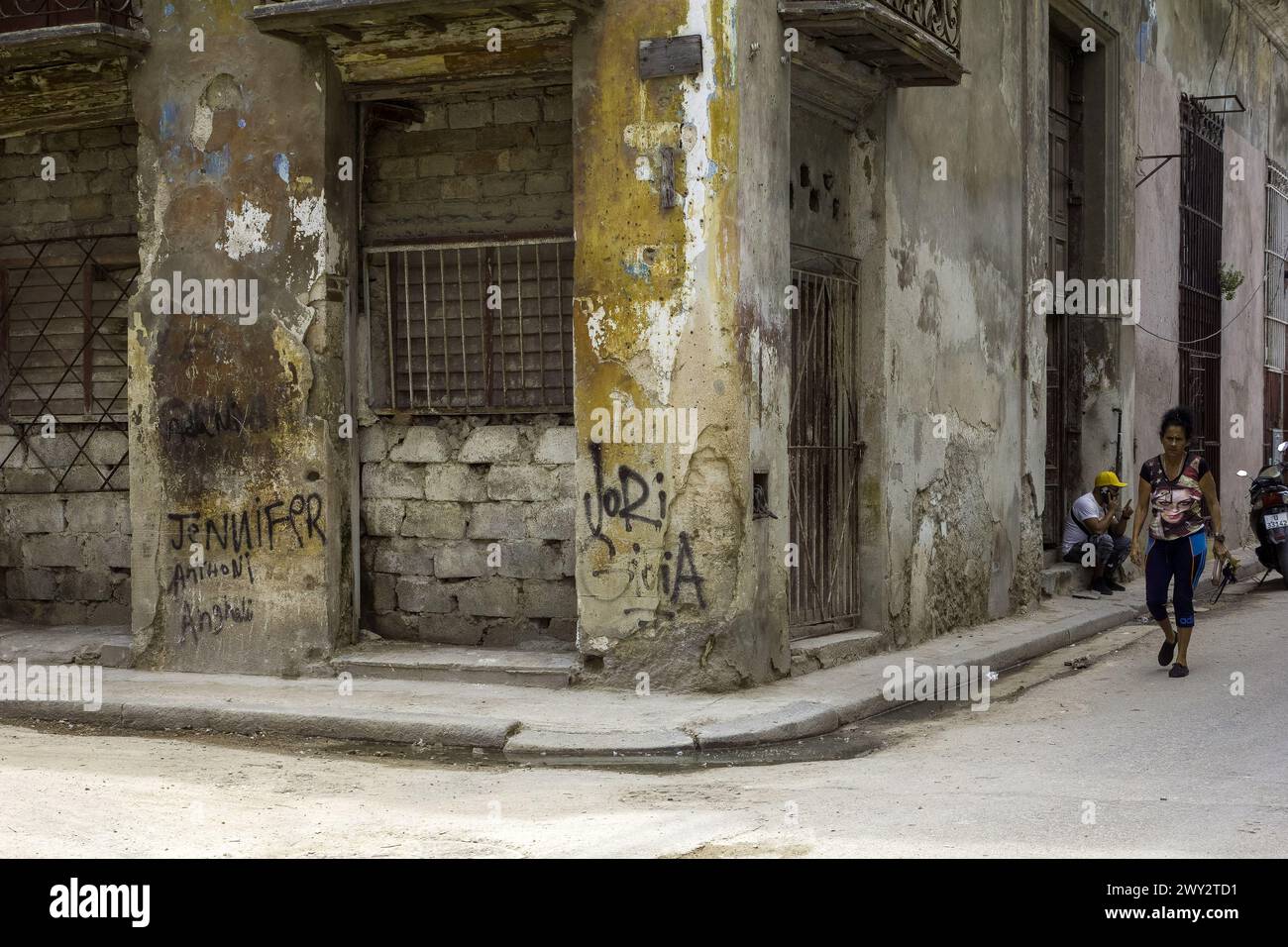 Building corner with graffiti hi-res stock photography and images - Alamy