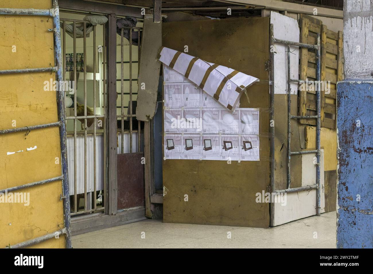 Run-down building facade, Havana, Cuba Stock Photo - Alamy