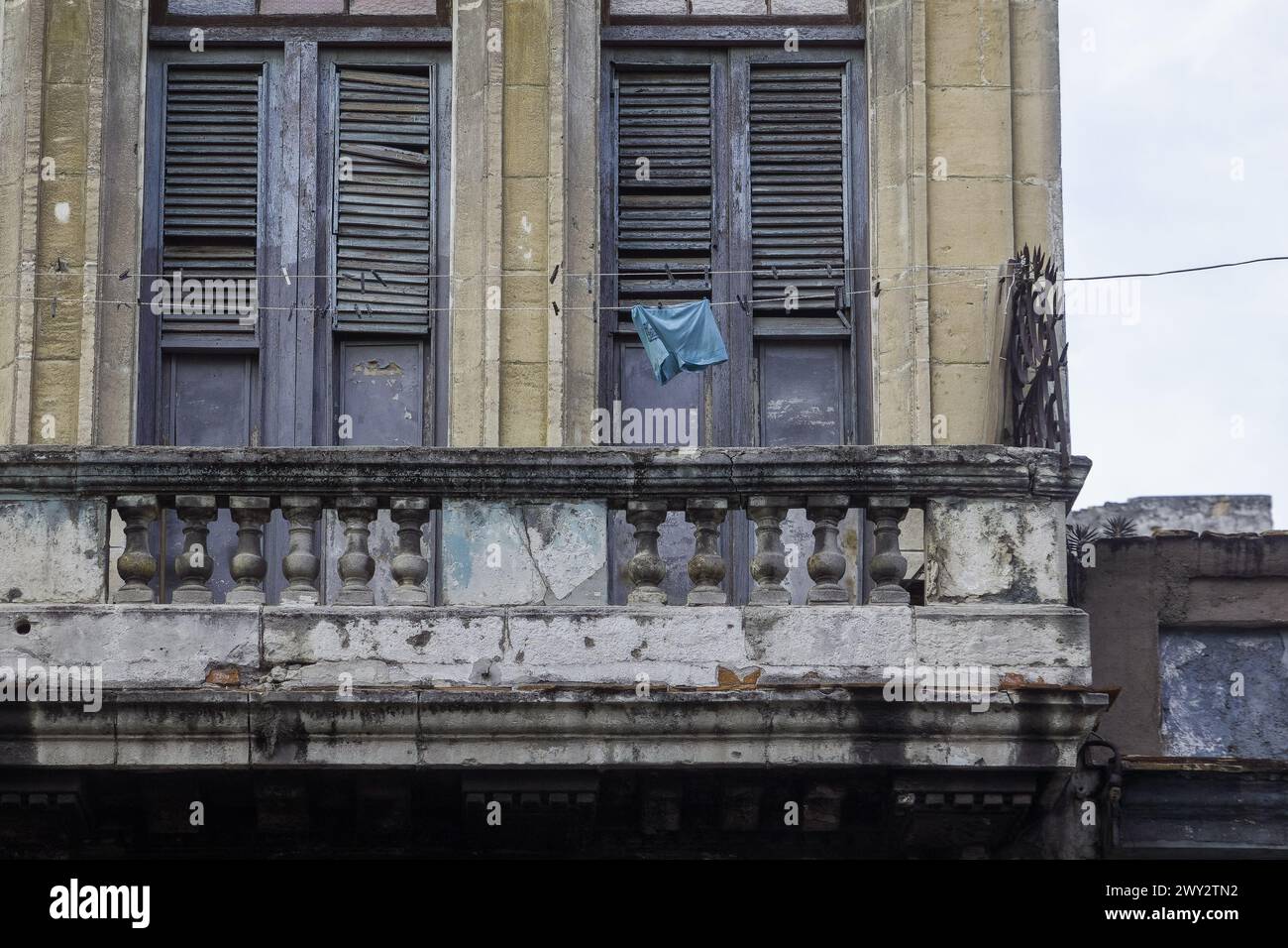 Weathered run-down facade of residential building, Havana, Cuba Stock ...