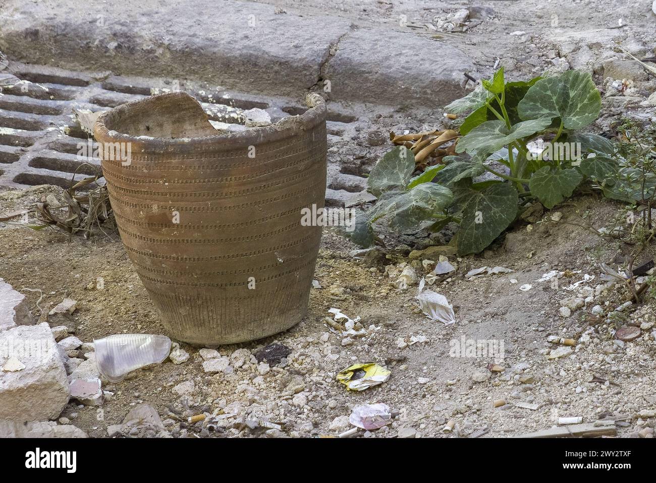 Broken pot hi-res stock photography and images - Alamy