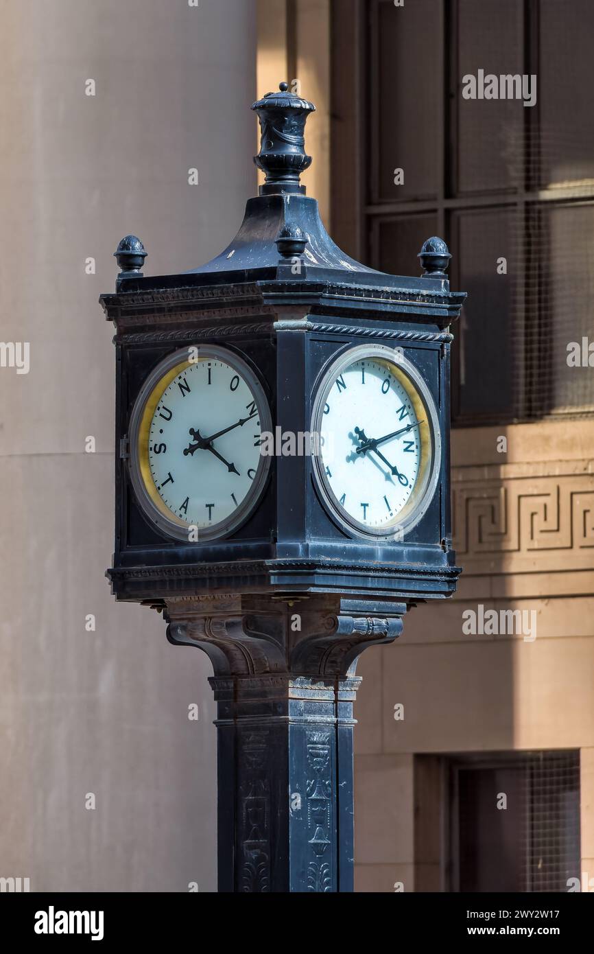 Outside of union station hi-res stock photography and images - Alamy