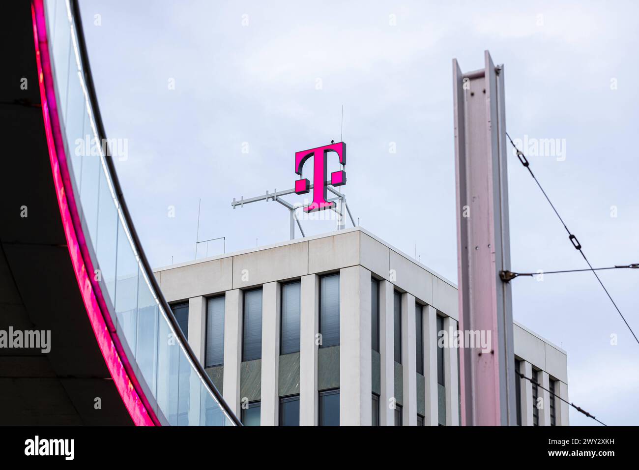 Das Logo vom Weltkonzern Deutsche Telekom AG, auf dem Dach der ...