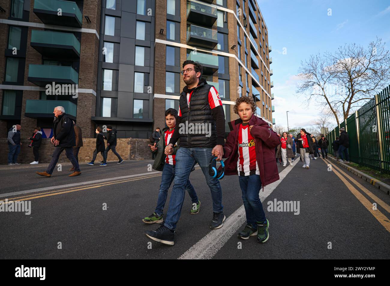 Brentford fans outside the ground hi-res stock photography and images ...