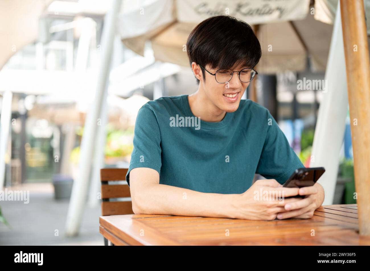 Man sits table scrolling hi-res stock photography and images - Alamy