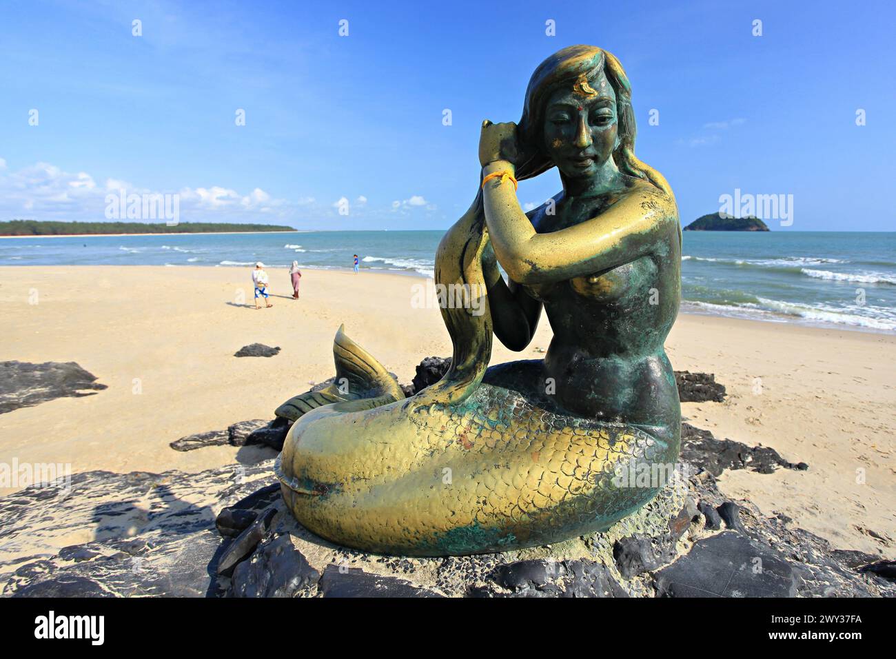 Golden mermaid statues hi-res stock photography and images - Alamy