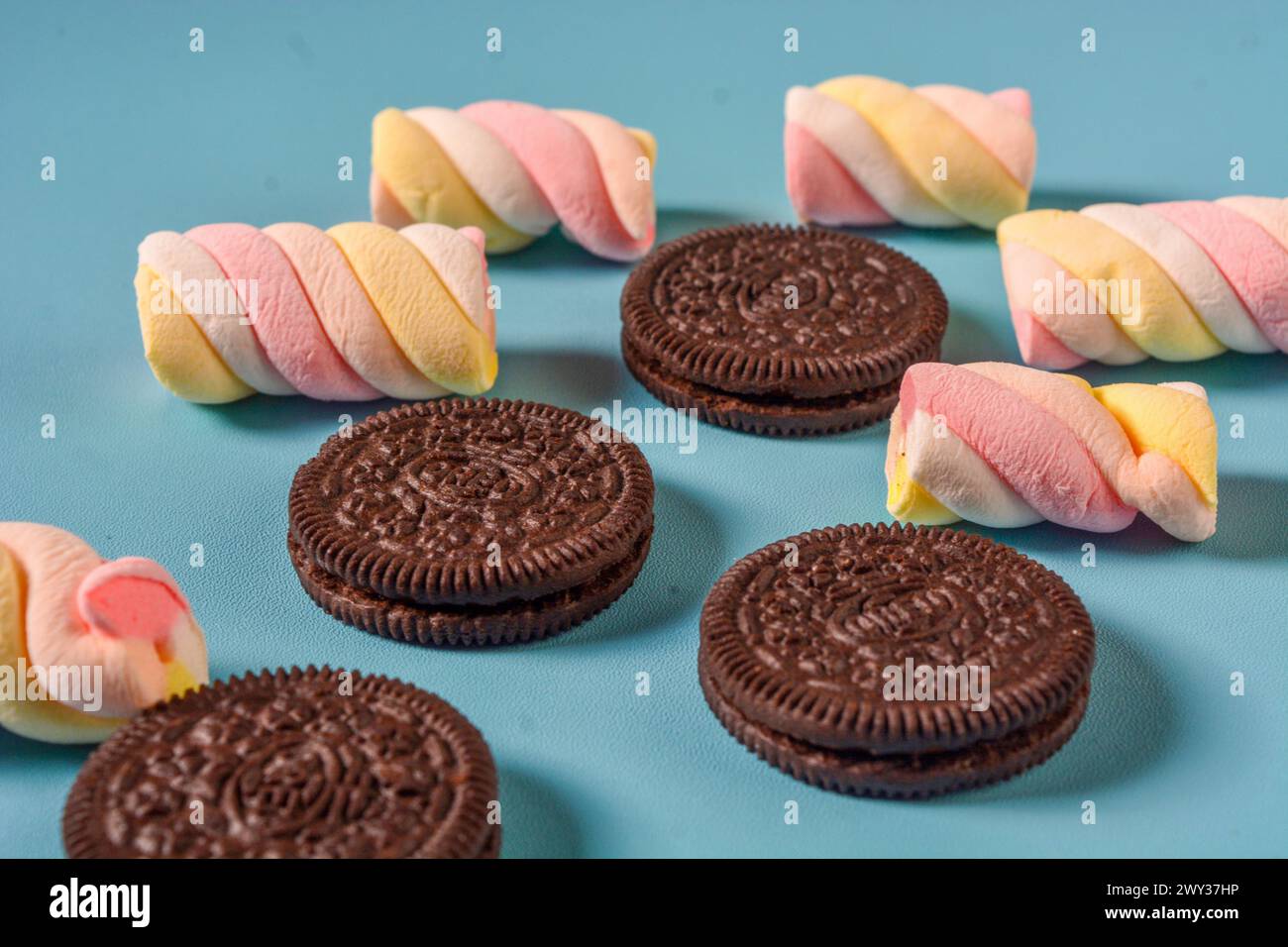 2 Mei 2023, Oreo, marshmallow, permen dengan latar belakang biru ...