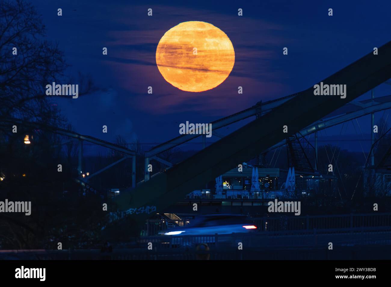 The full moon has risen over Frankfurt's eastern harbour area ...