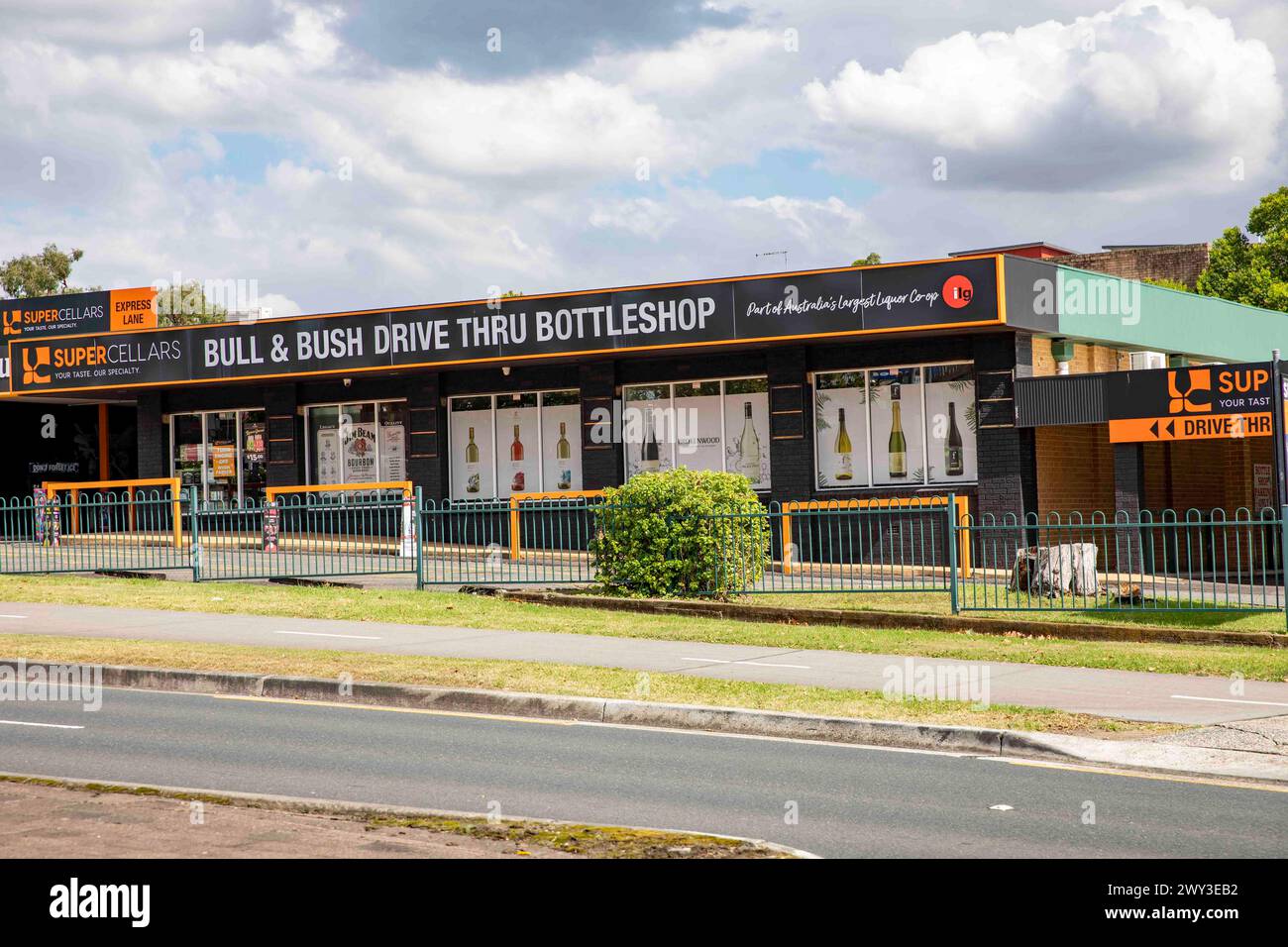 Sydney,Australia, drive through liquor store bottle shop selling ...
