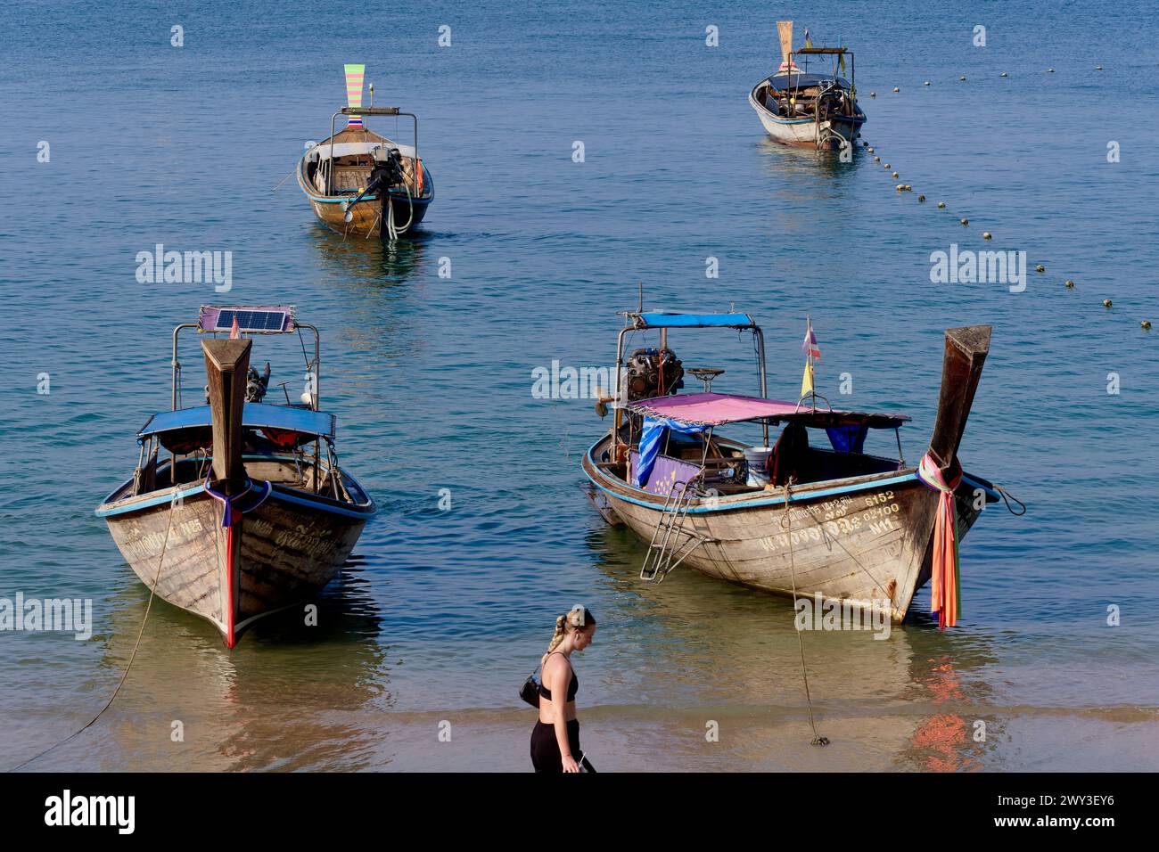 Traditional thai boats hi-res stock photography and images - Alamy