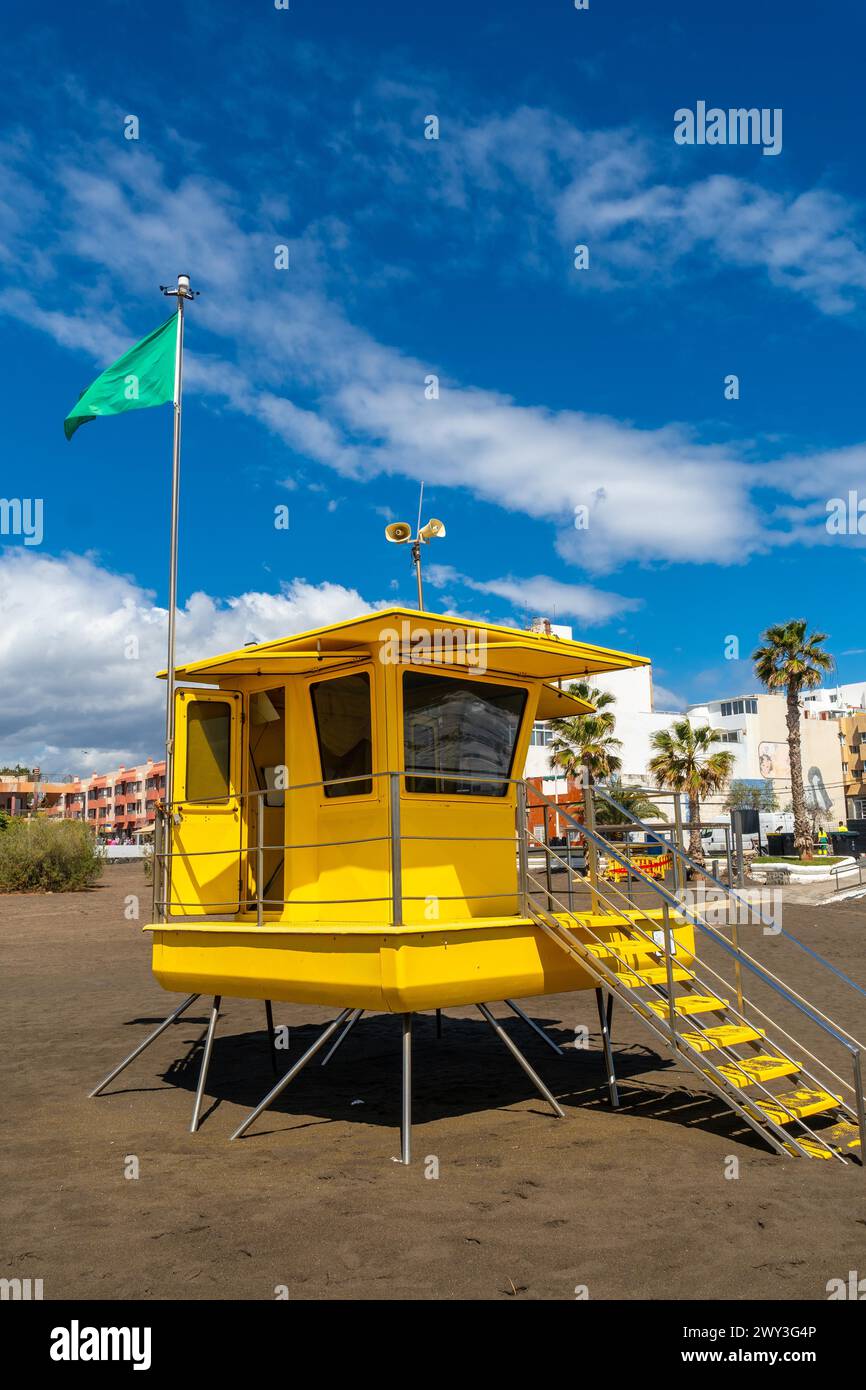 California lifeguard tower hi-res stock photography and images - Alamy
