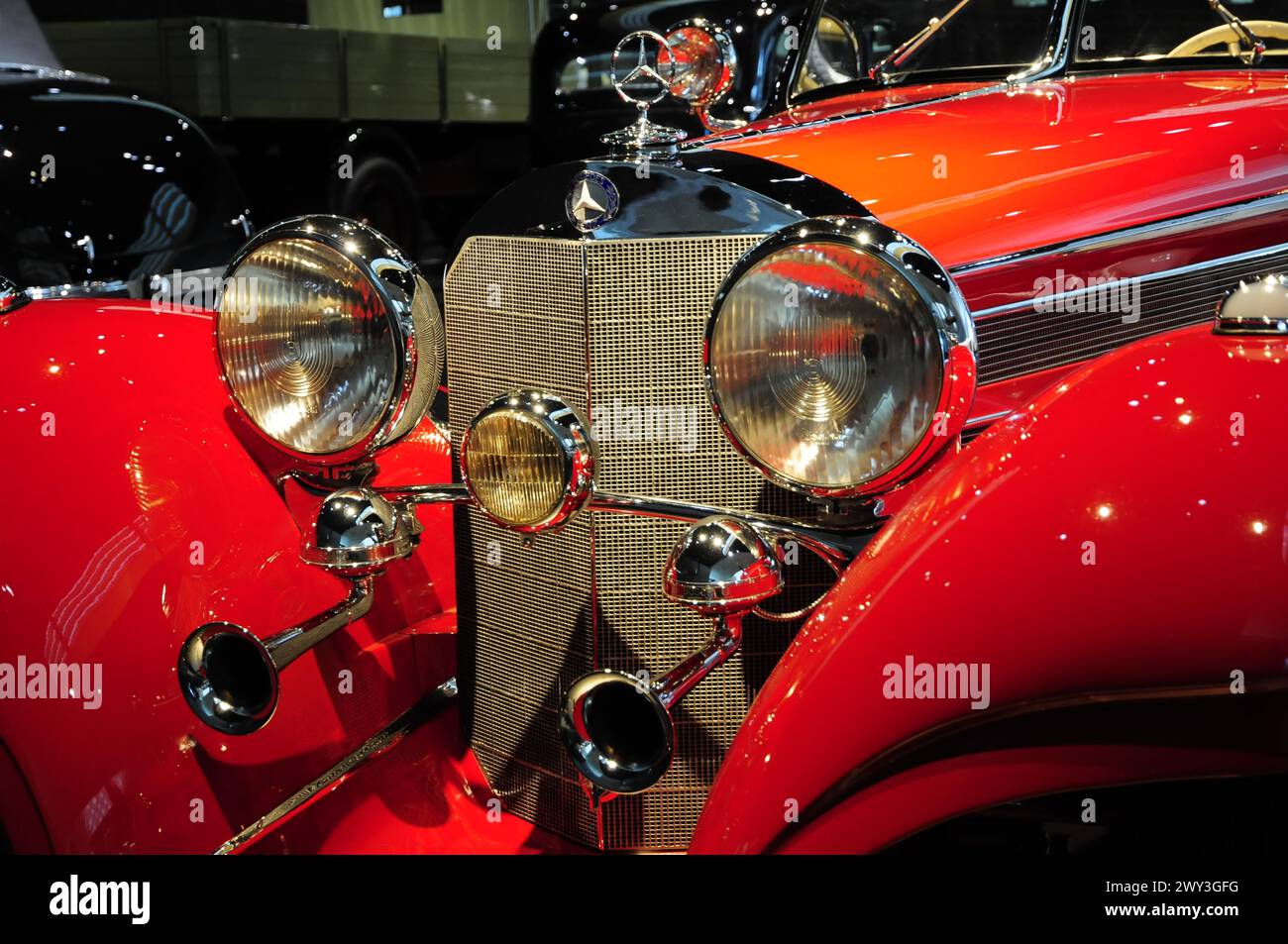 Headlights mercedes benz hi-res stock photography and images - Alamy