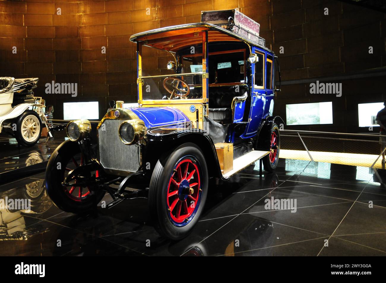 Vintage blue mercedes benz hi-res stock photography and images - Alamy
