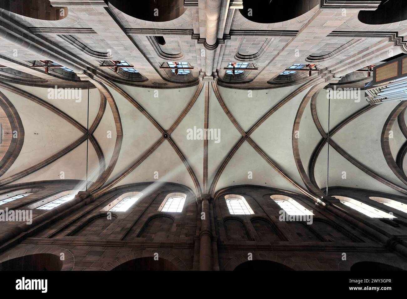 Symmetrical architecture hi-res stock photography and images - Alamy