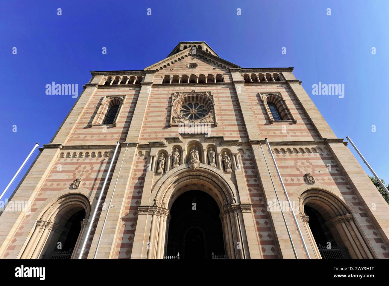 Romanesque rose window hi-res stock photography and images - Alamy