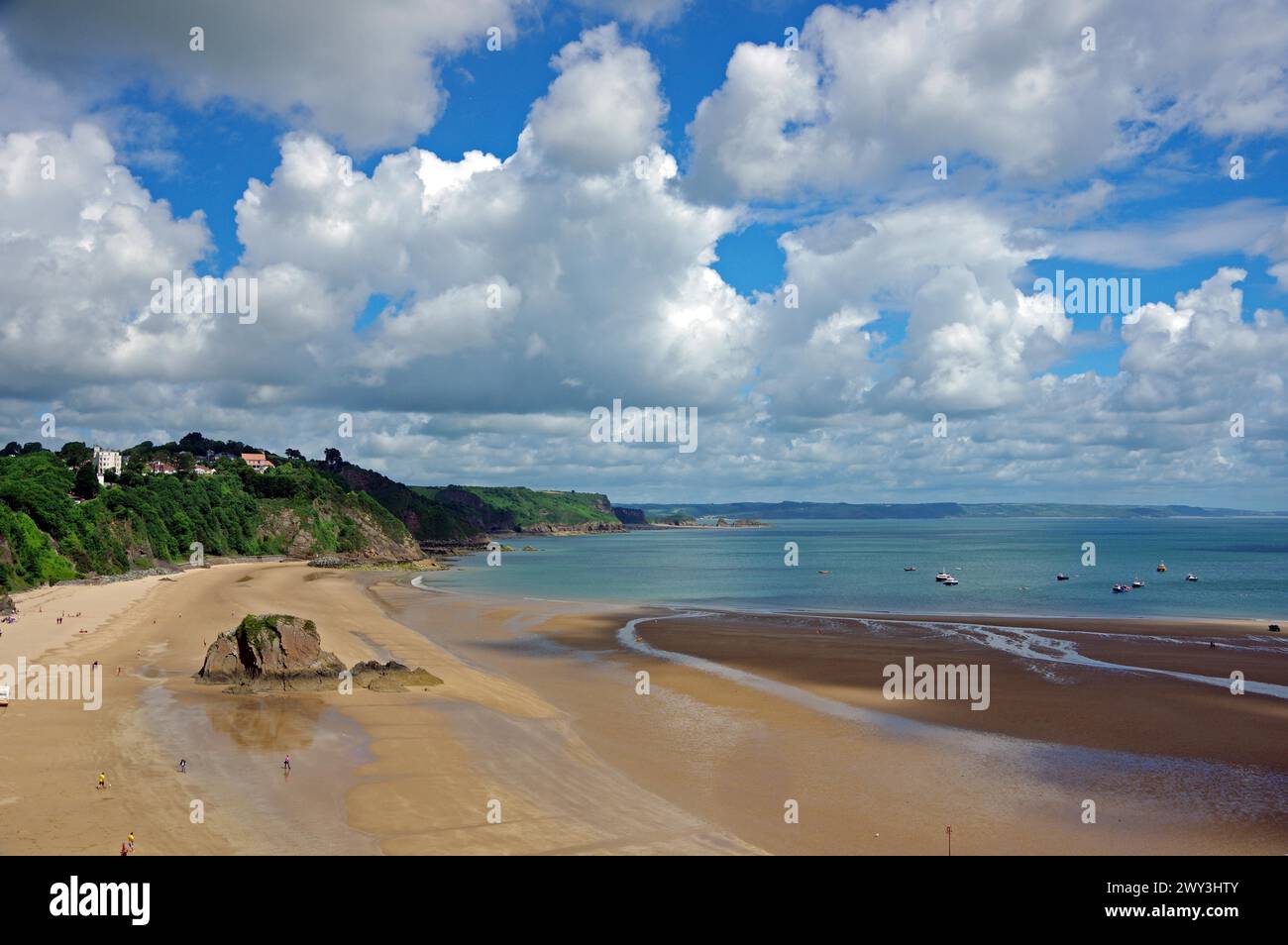 Long sandy beach with rocks, Tenby Strand, Pembrokeshire, Wales, Great ...