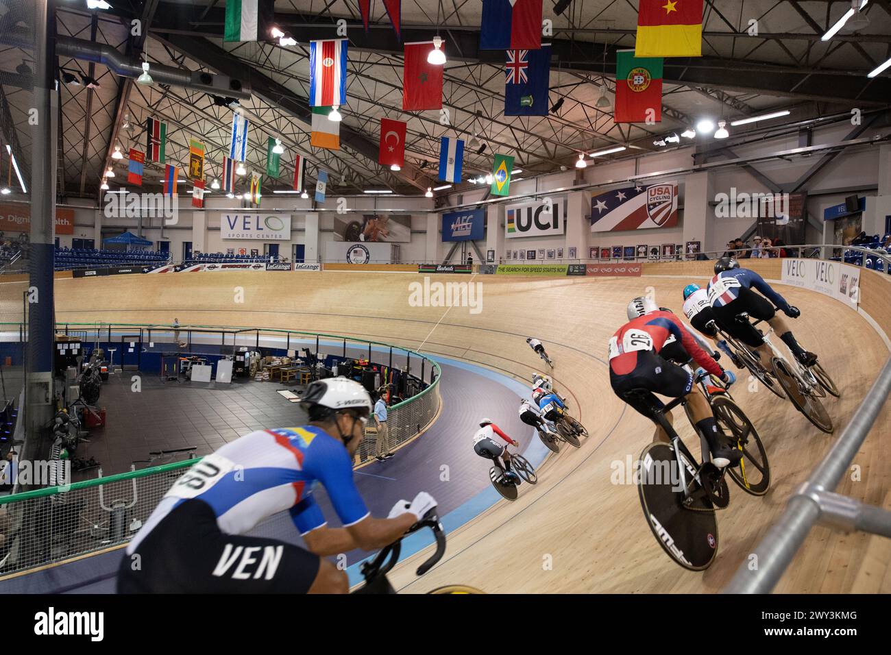 Los Angeles, California, USA. 3rd Apr, 2024. The men's scratch race on ...