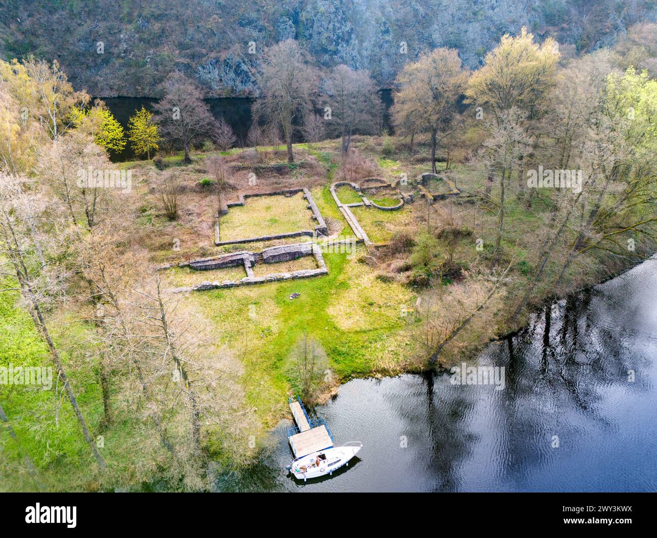 Základy kláštera, Ostrov sv. Kiliána, Davle, Vltava, Česká republika ...