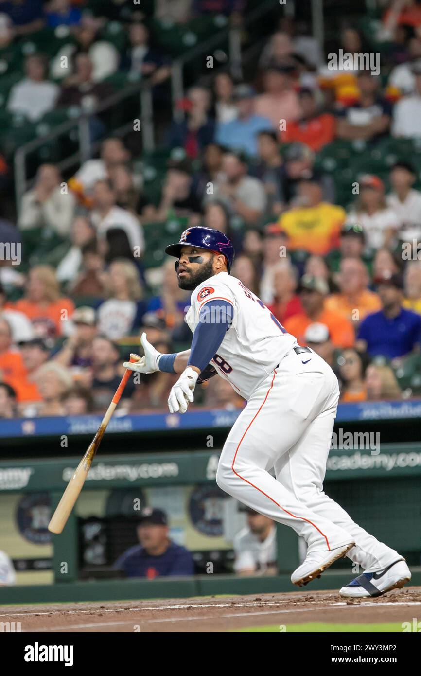 Houston, Texas, USA. 3rd Apr, 2024. Astros first baseman JON SINGLETON (28) hits a single during ...