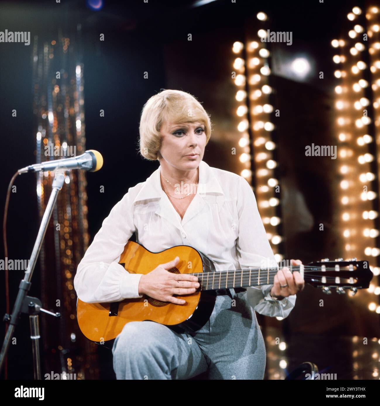 Elke Sommer, deutsche Schauspielerin, bei einem Auftritt in einer ...