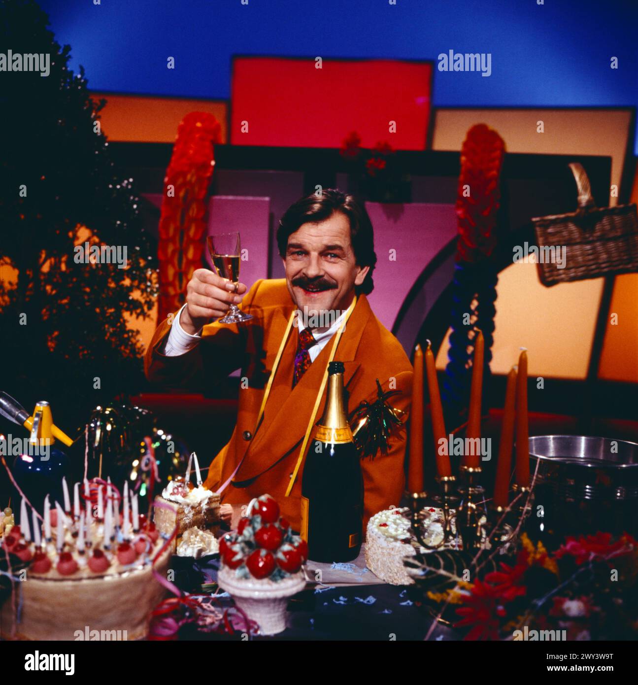 100th quiz programme hi-res stock photography and images - Alamy