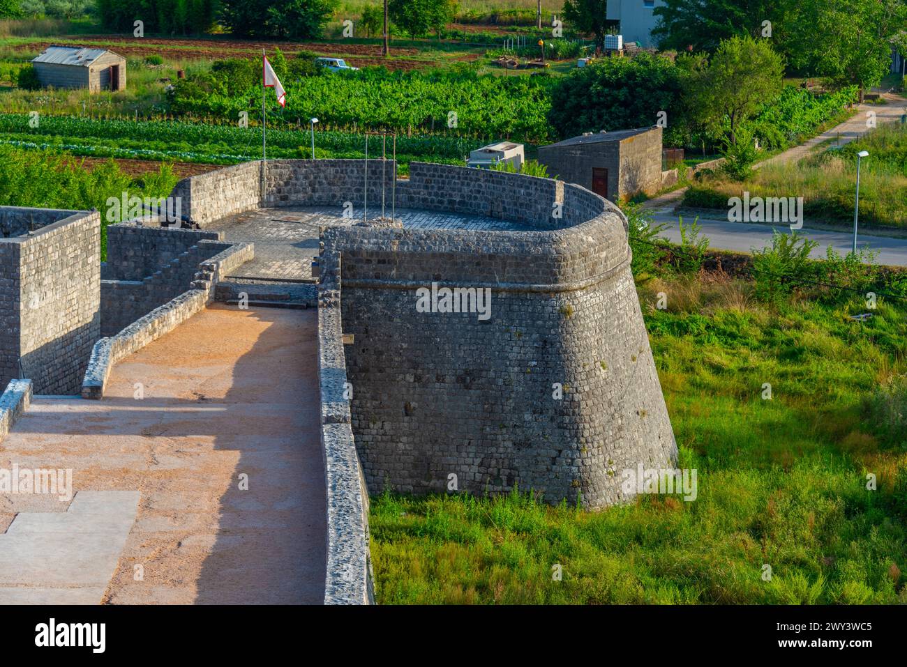 Fortification walls of Croatian town Ston Stock Photo - Alamy
