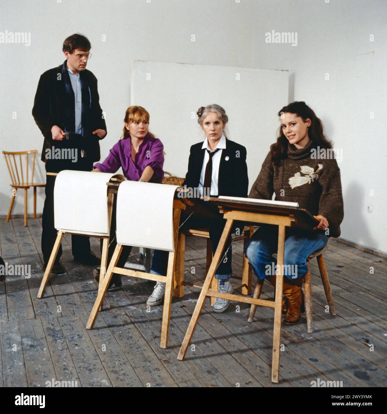 Kunststudentinnen hi-res stock photography and images - Alamy