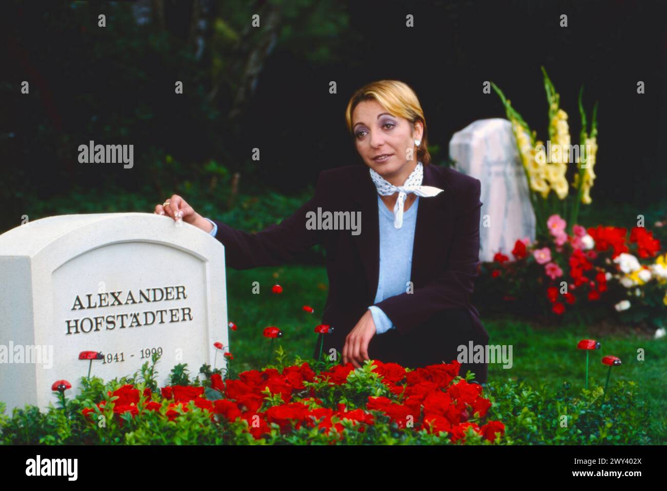 Hotel Elfie, ZDF Fernsehserie, Jahr 2000, Szene Friedhof am Grab: Manon ...