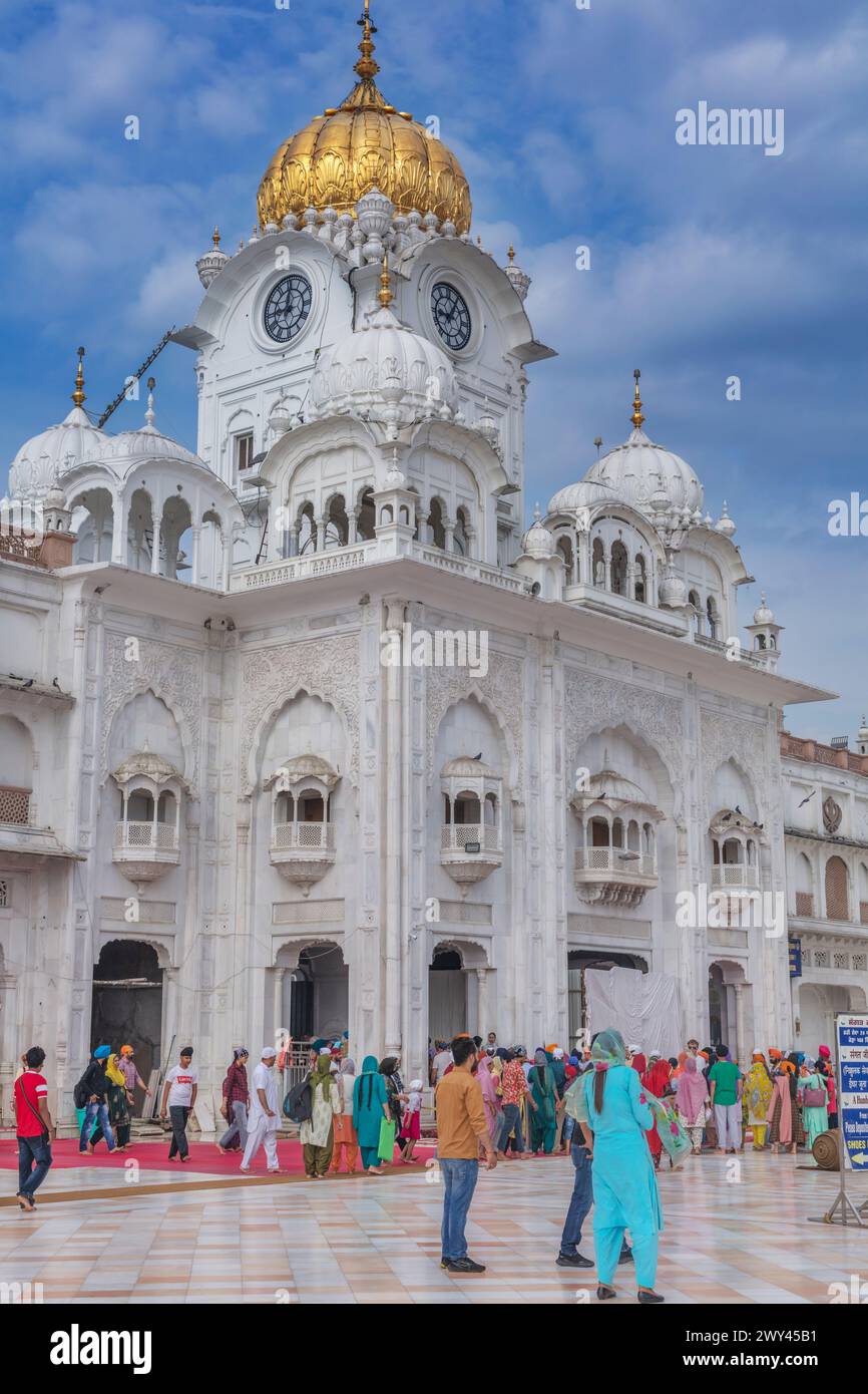 Pilgrims, Golden Temple complex, Amritsar, Punjab, India Stock Photo ...