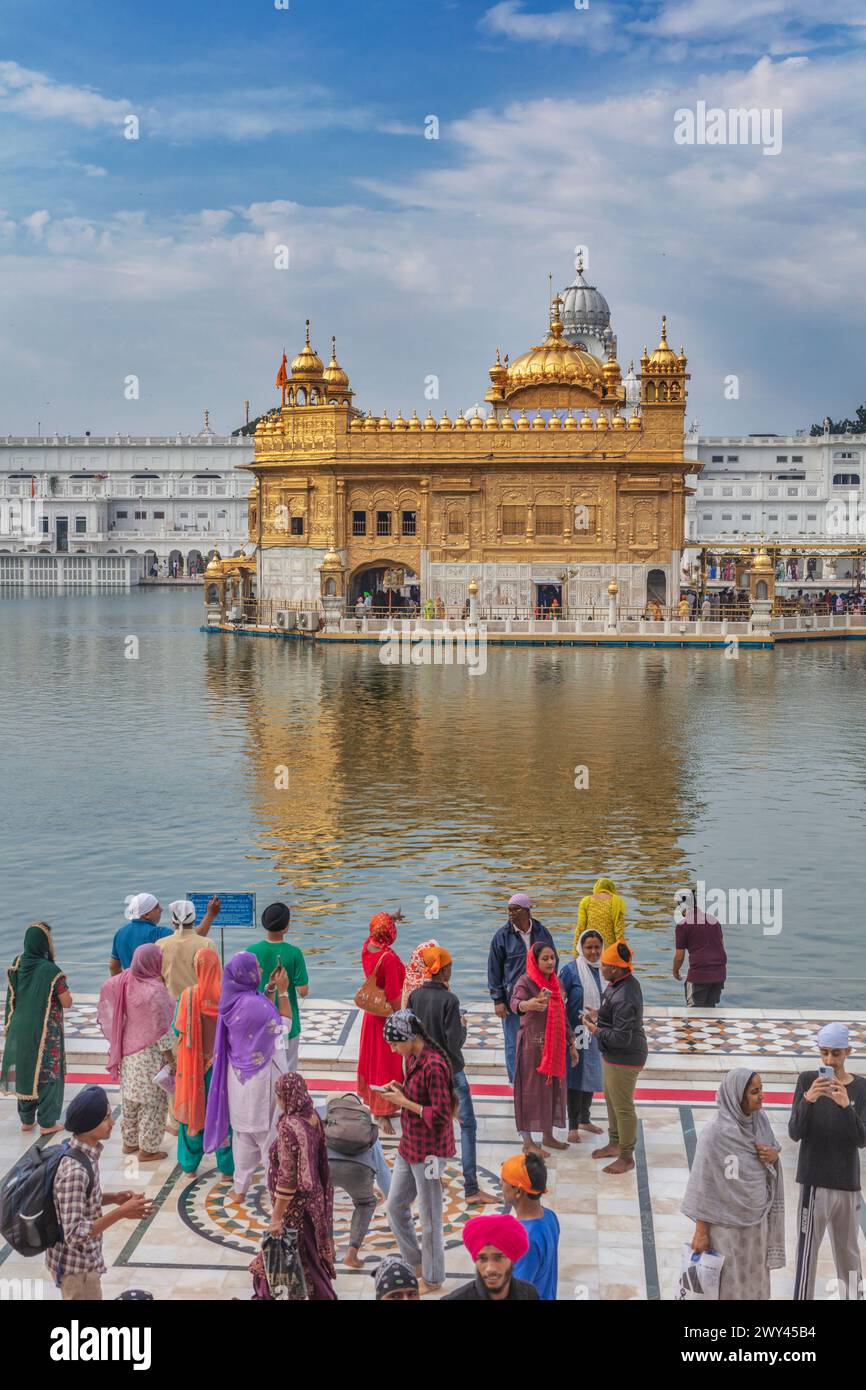 Pilgrims, Golden Temple complex, Amritsar, Punjab, India Stock Photo ...