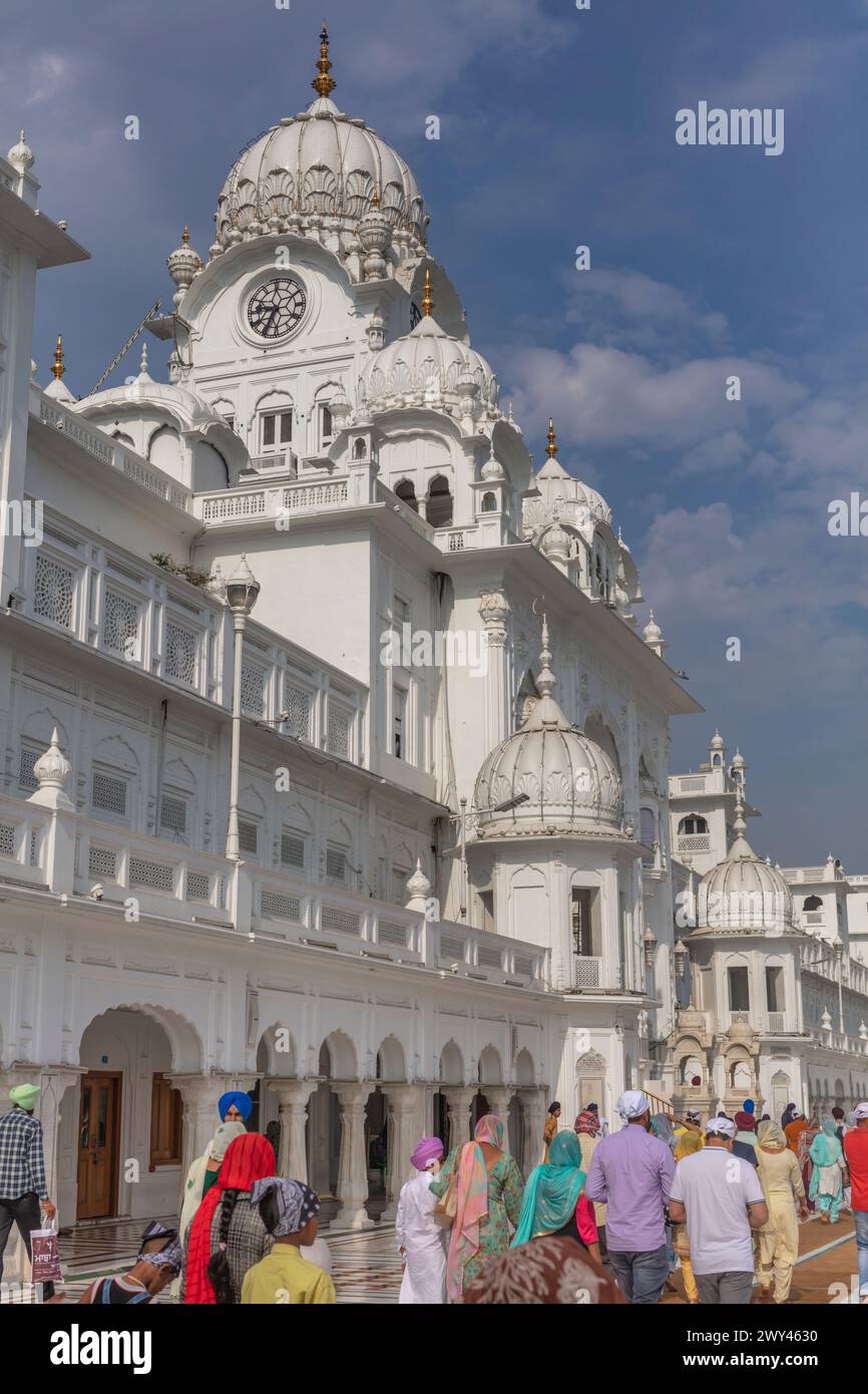 Pilgrims, Golden Temple complex, Amritsar, Punjab, India Stock Photo ...