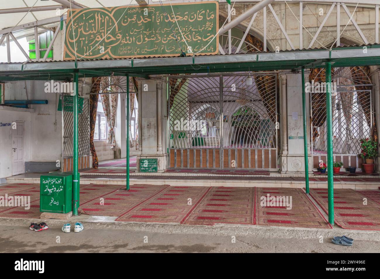 Hazratbal Shrine, Dargah Sharif mosque, Srinagar, Kashmir, India Stock ...