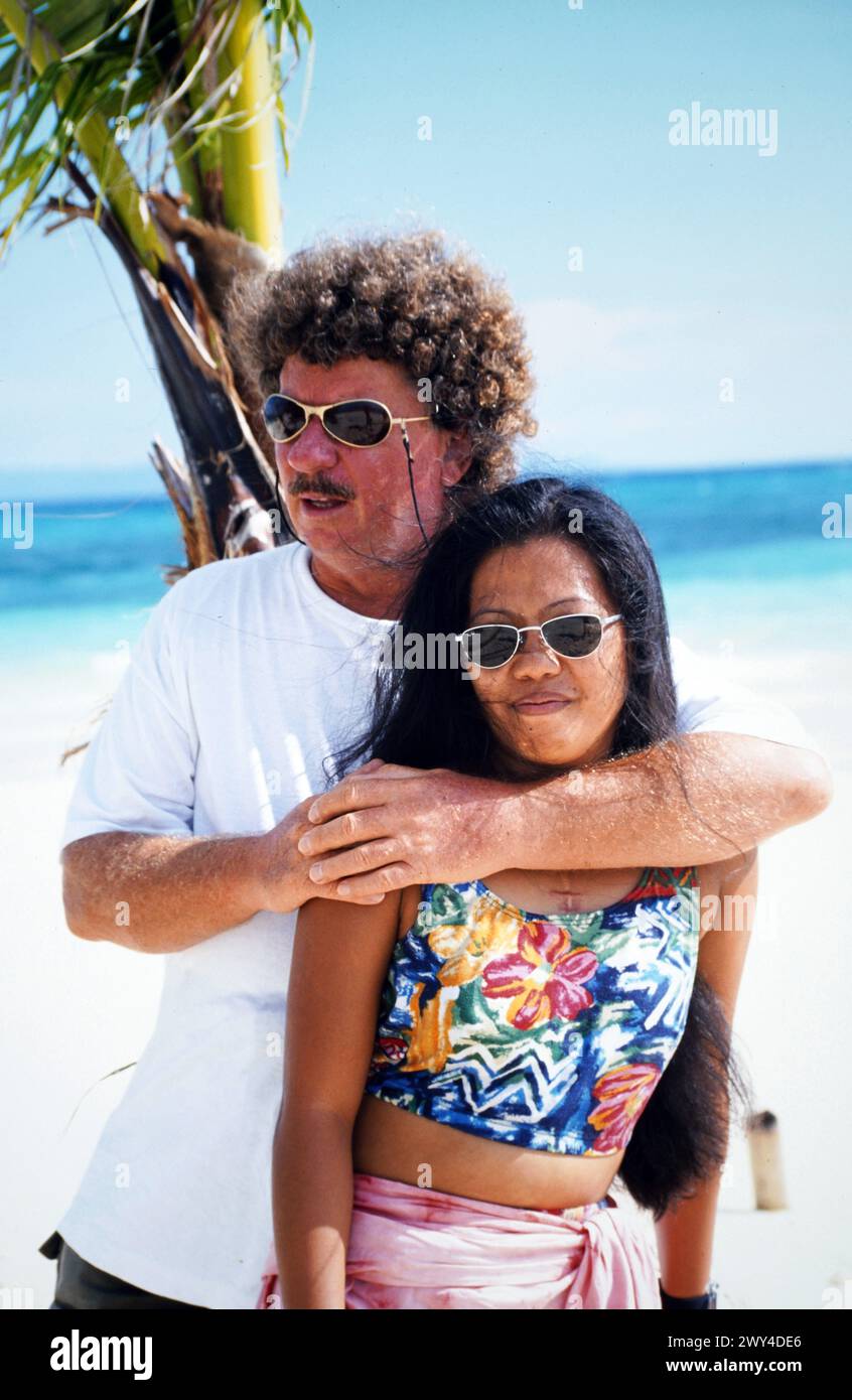 Harry Jeske, Mitgründer und Bassist der Gruppe "Puhdys", mit seiner ...